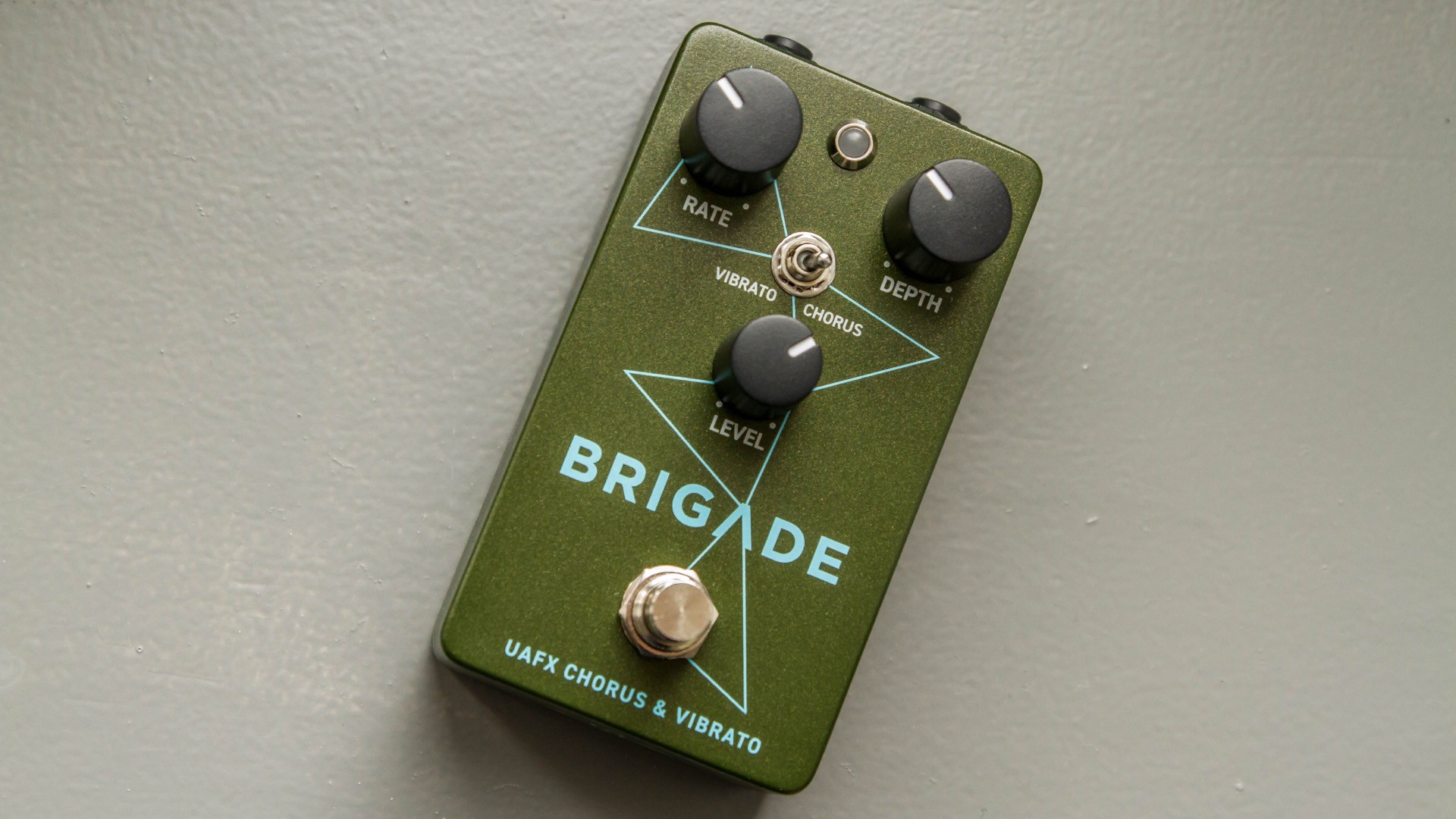 Testing the Universal Audio UAFX Compact Brigade pedal - Audiofanzine