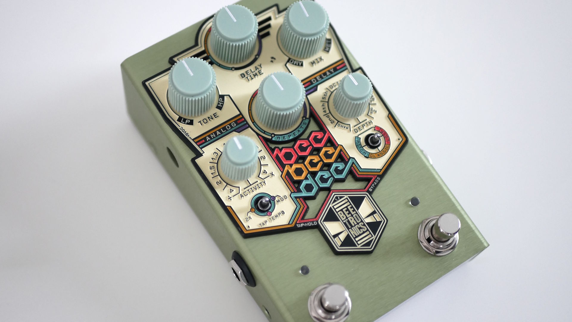 Test de la Beetronics Bee Bee Dee : un delay analogique BBD aux ...