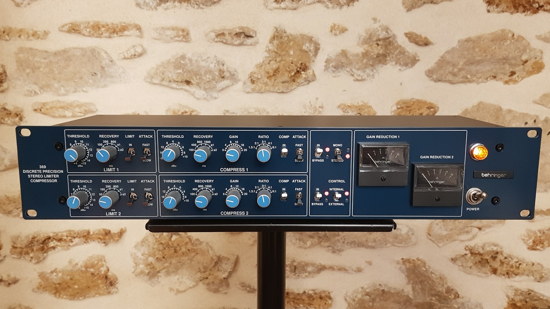 Test du Behringer 369 : un compresseur/limiteur analogique inspiré du ...
