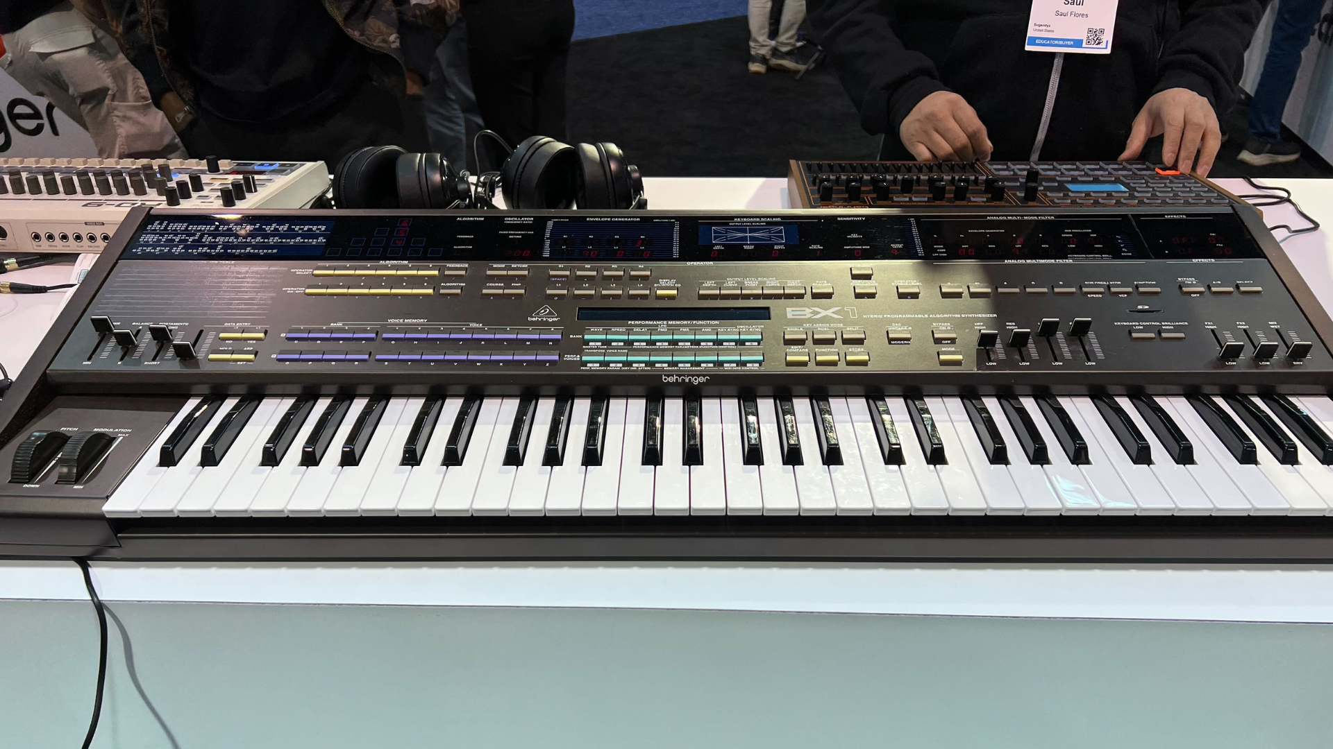 Behringer est au NAMM avec le BX1 - Audiofanzine