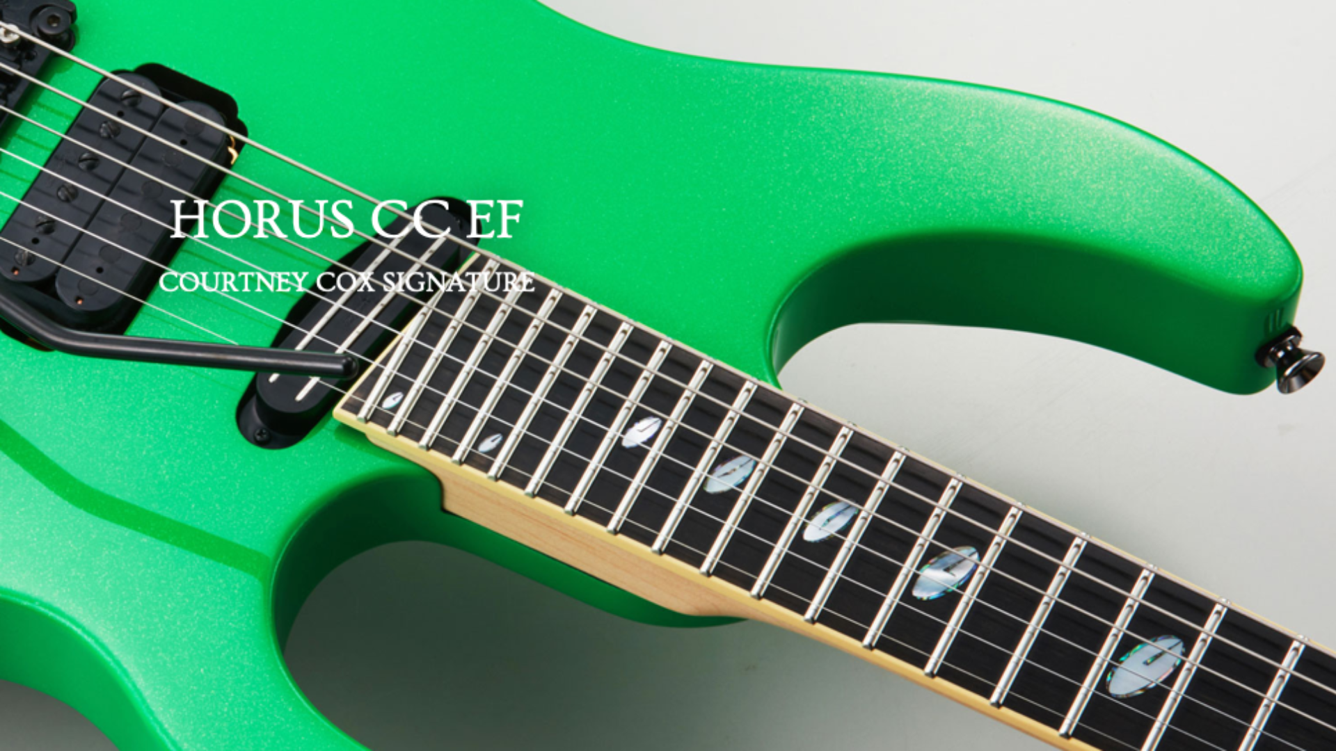 Courtney Cox a droit à son modèle signature chez Caparison - Audiofanzine