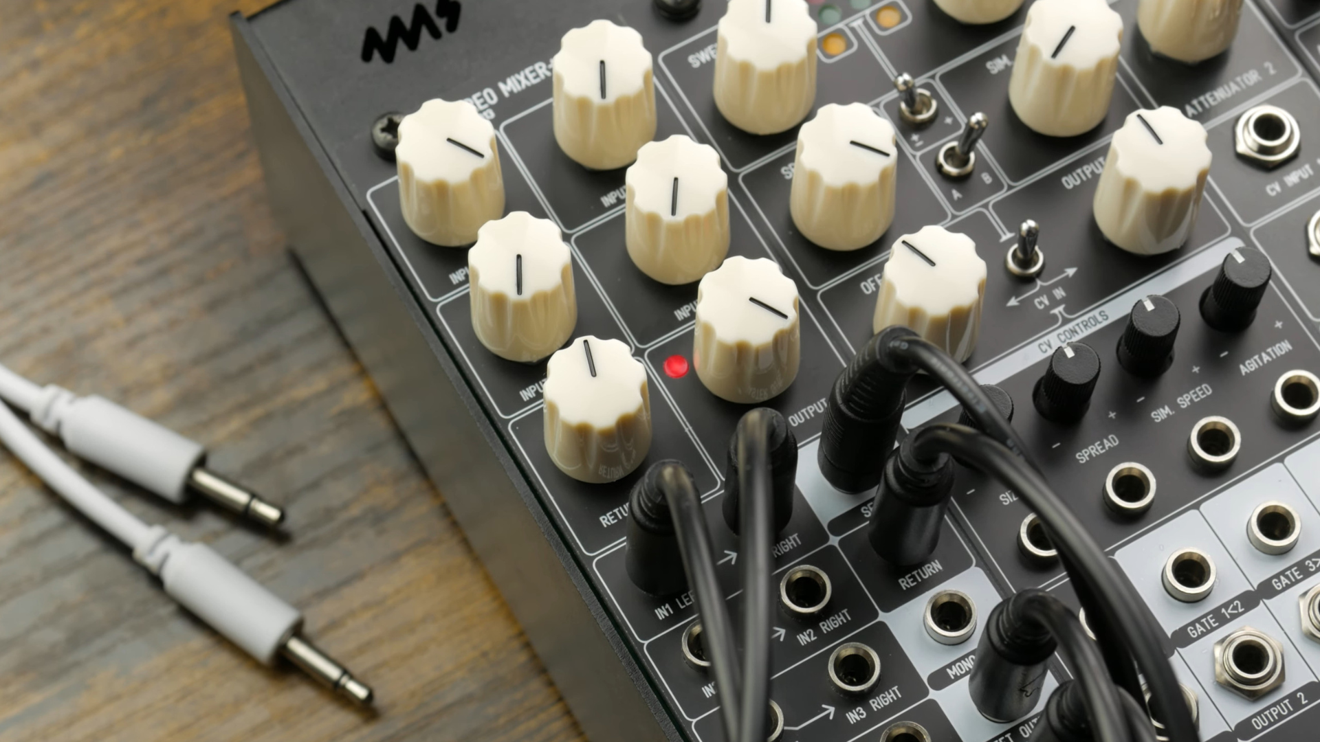 Découvrez le nouveau mixeur compact ADDAC813 Stereo Mixer + - Audiofanzine