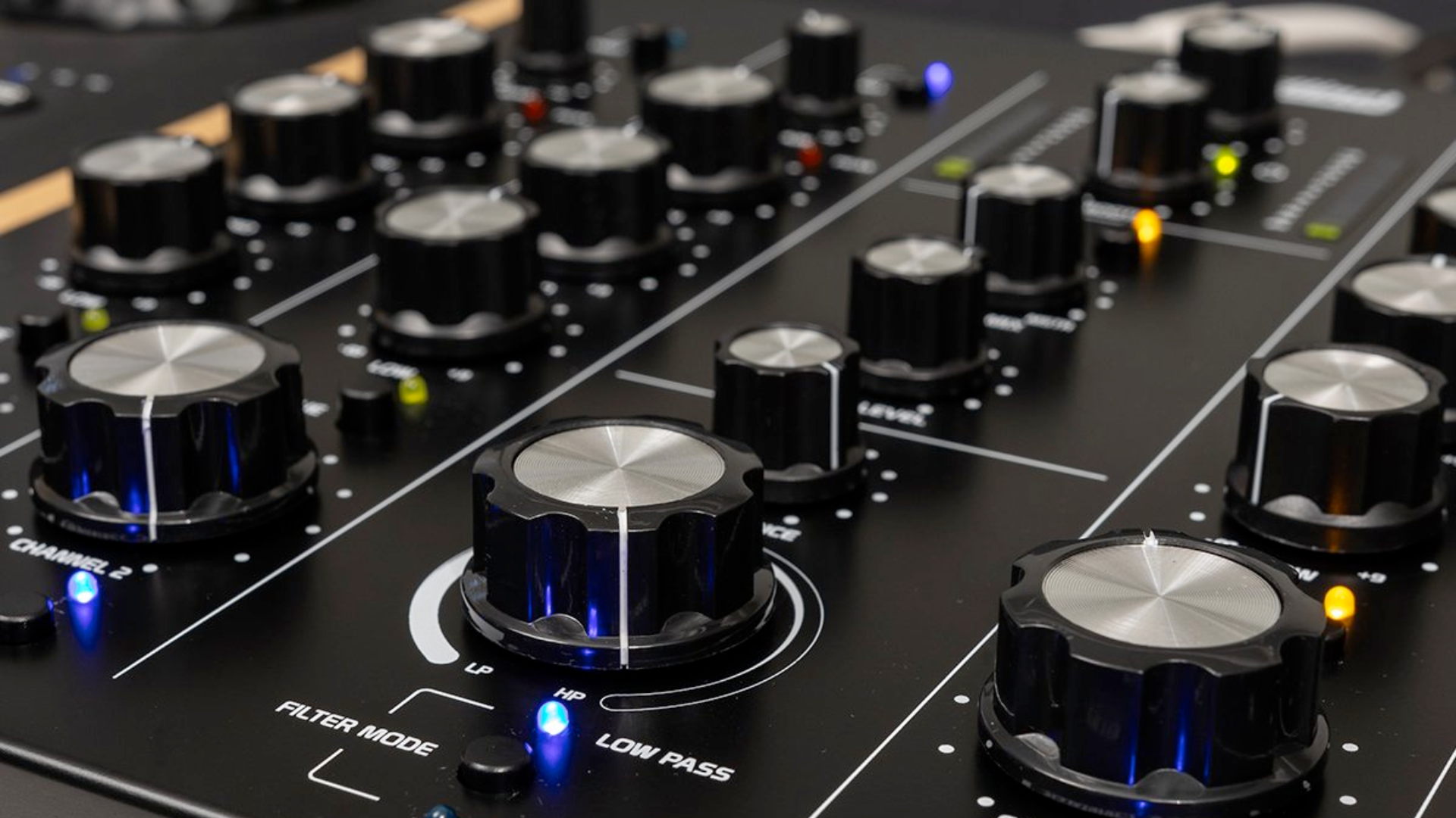 Headliner LA présente une console de DJ à quatre voies : R4 - Audiofanzine