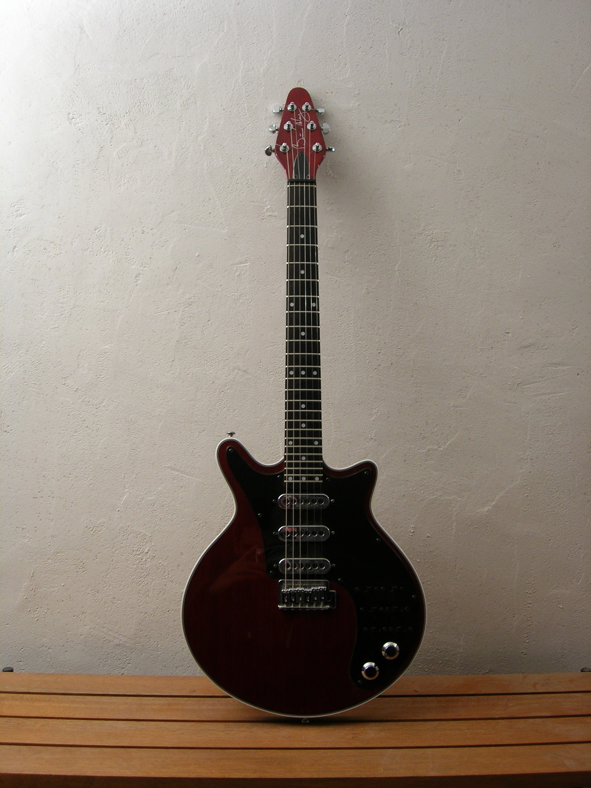 red one - Brian May Guitars red one - Audiofanzine