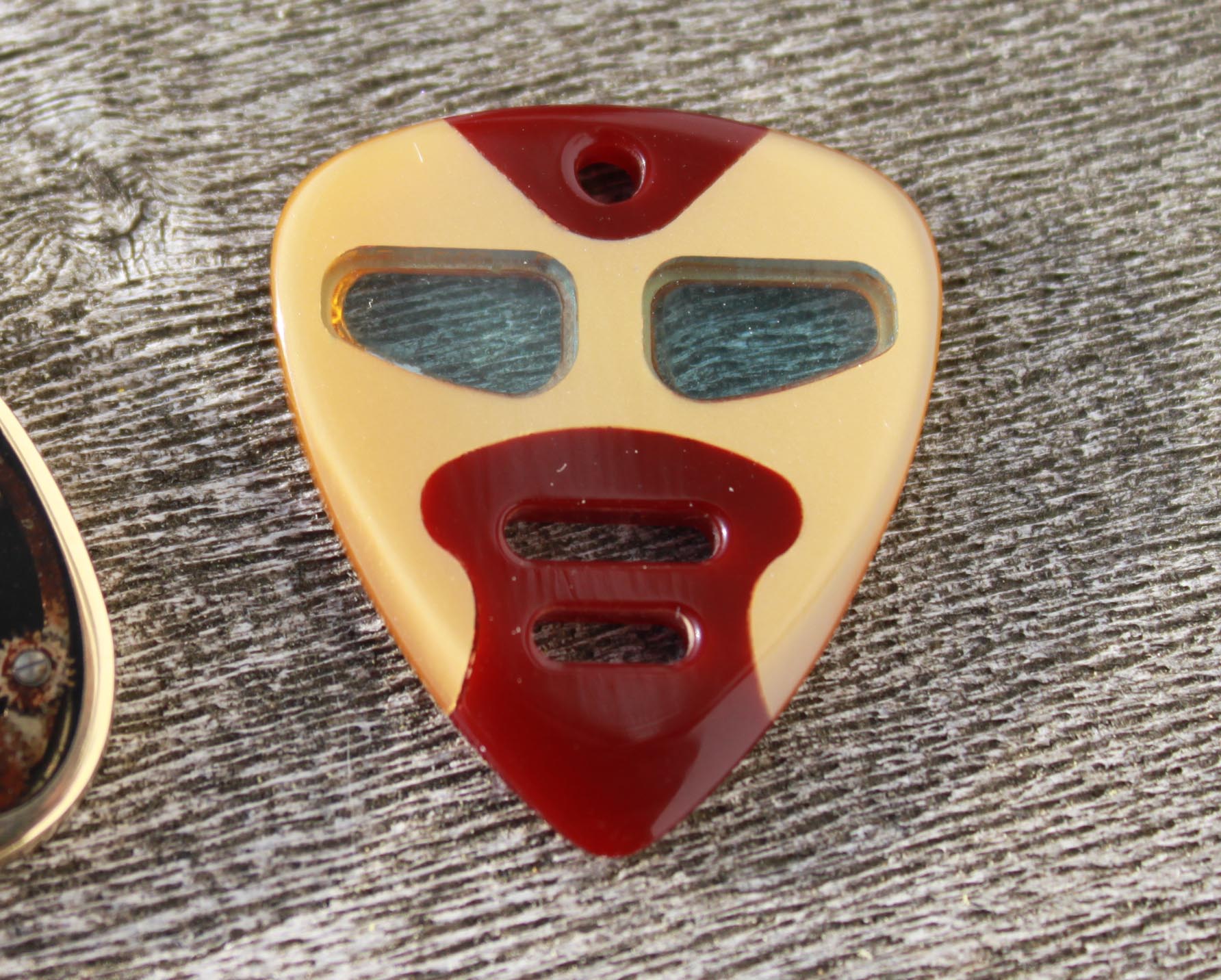 Plectre Iron Man - Riki le Plectrier Plectre Iron Man - Audiofanzine